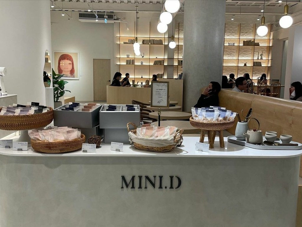 【高雄咖啡廳推薦】MINI.D Coffee 咖啡│早午餐│輕食│甜點，人氣必點：布列塔尼奶油球 奈良美智掛畫好吸睛 – 尤尤米⧒可不可微糖微冰⧒